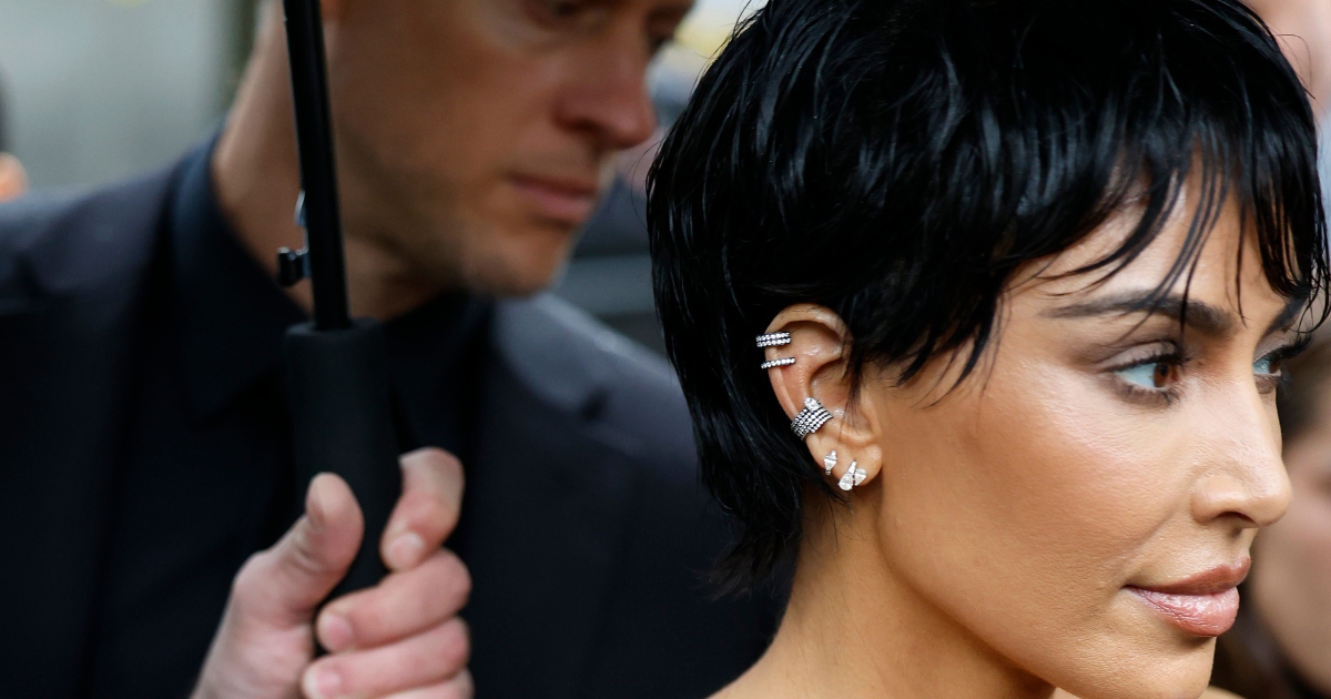 ‘Young Version of Kris': Kim Kardashian Debutes Pixie Hairstyle in New ...