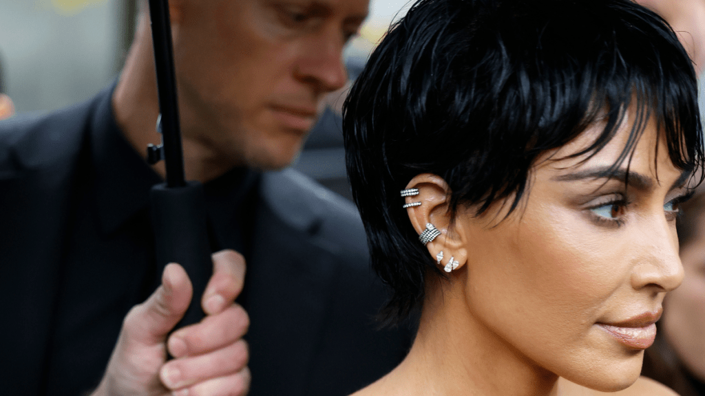 ‘Young Version of Kris': Kim Kardashian Debutes Pixie Hairstyle in New ...