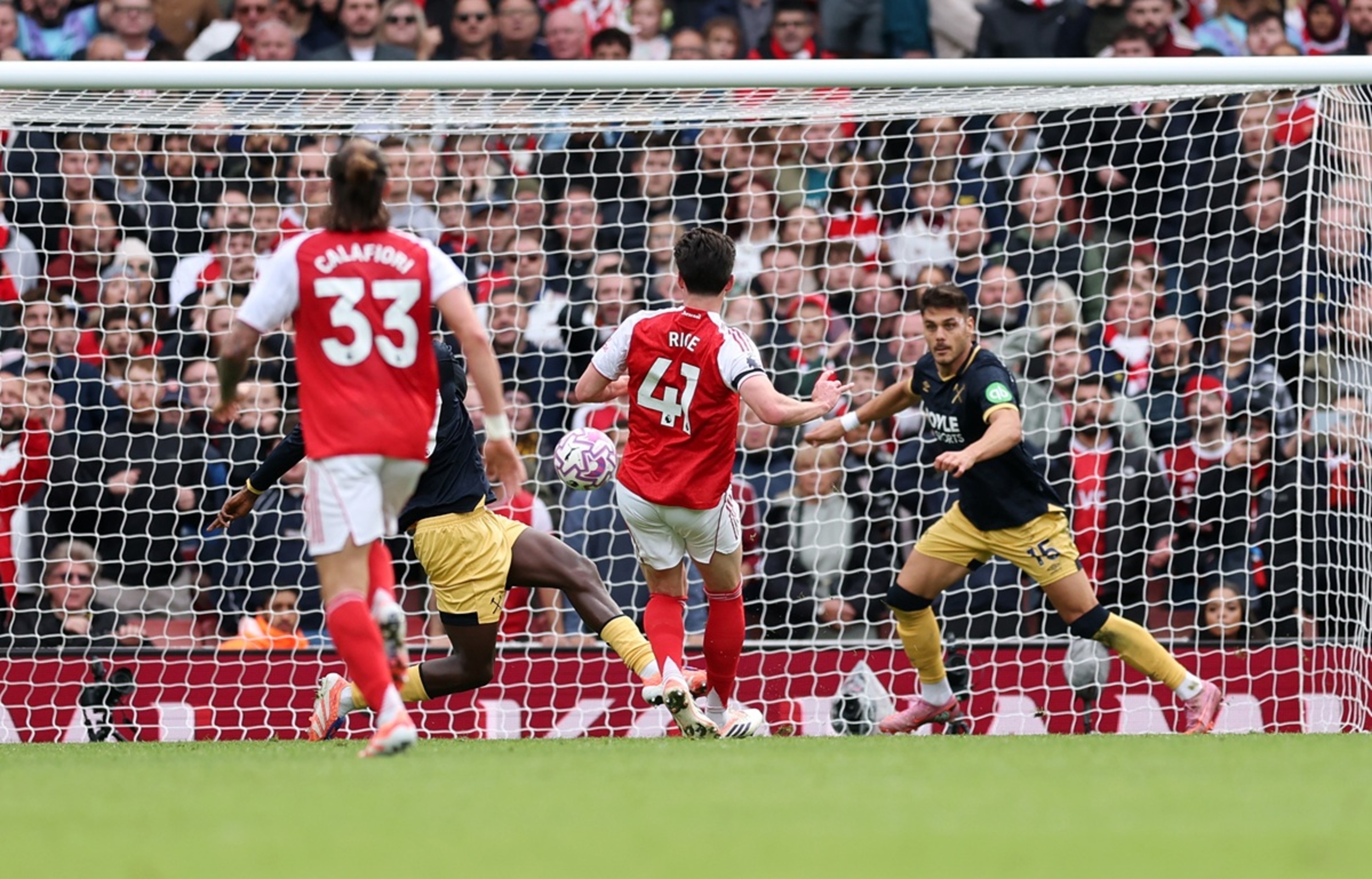 Arsenal see off West Ham and to Premier League table