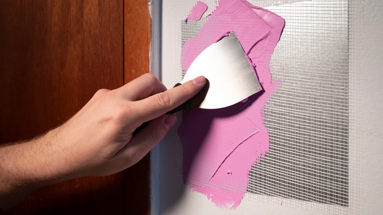 Joint Compound Vs. Spackle: What's The Difference?