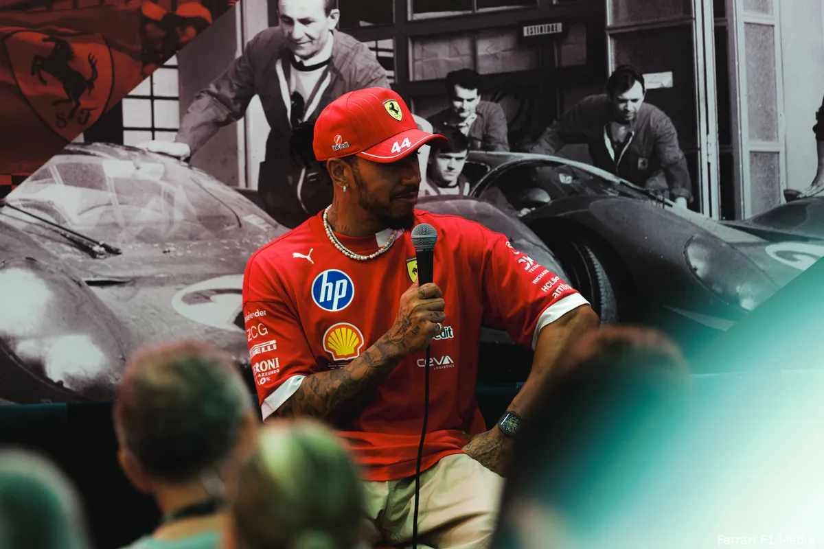 Hamilton niet blij met keuzes Ferrari: 'En dat gebeurt elk weekend’