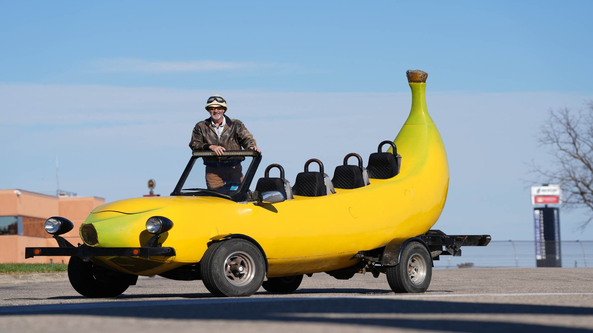 Longest custom banana car - 6.97 m (22 ft 10.5 in) by Steve Braithwaite