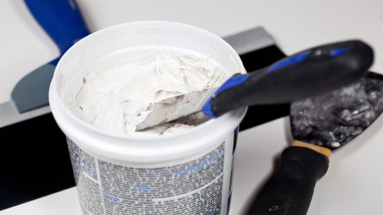 Joint Compound Vs. Spackle: What's The Difference?