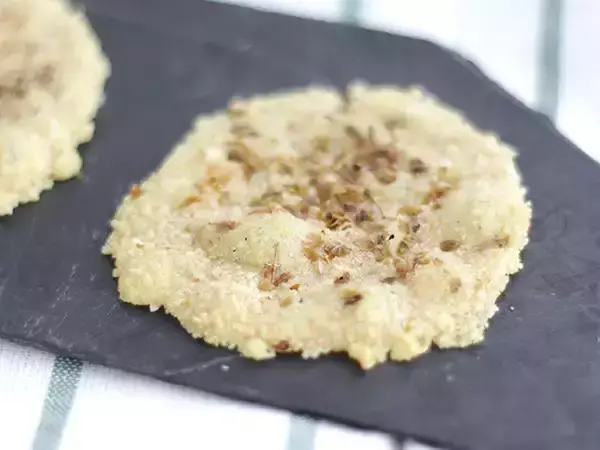Chips de parmesano con especias