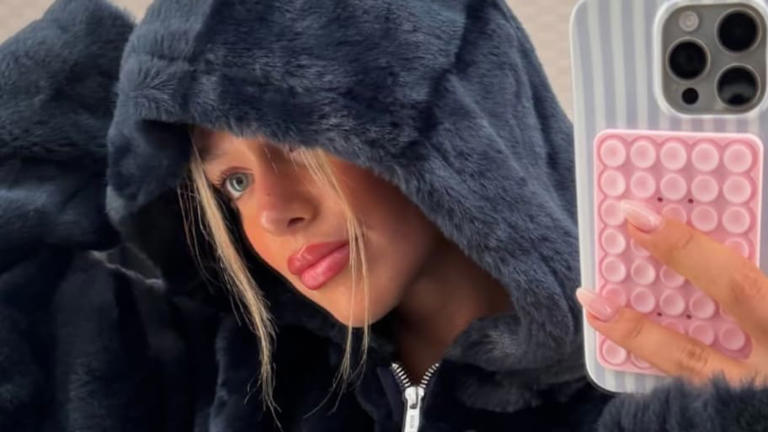 Anthony Volpe's gf Elle Jowett wears unusual Yankees hoodie for Blue ...