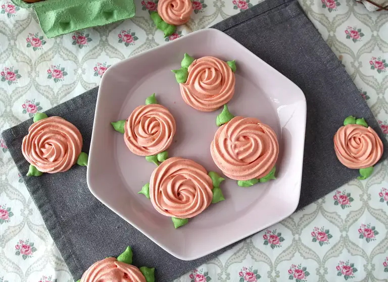 Rosas de merengue, una receta sofisticada y deliciosa