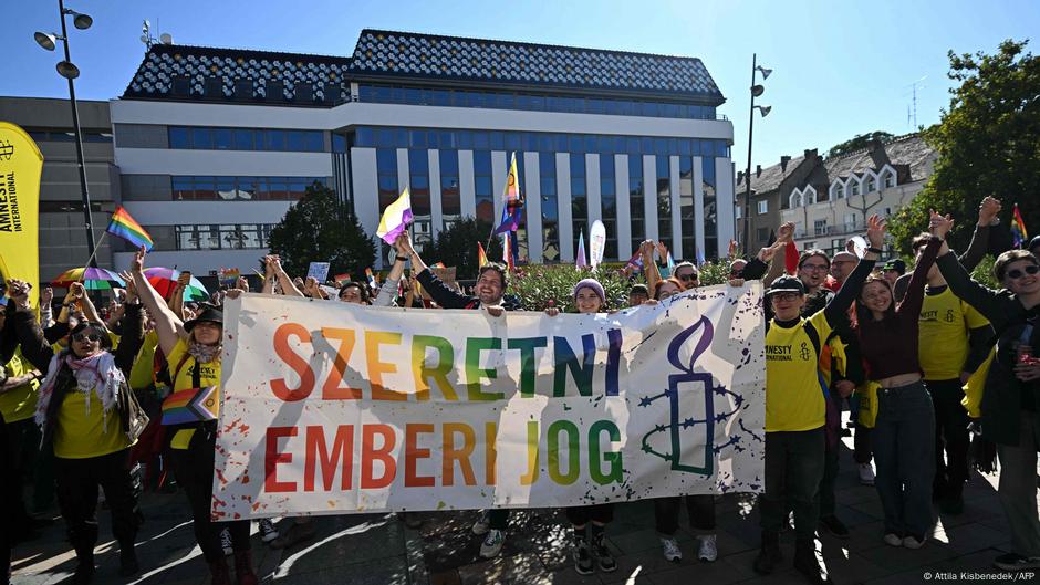 Hungary: Banned Pride march draws thousands