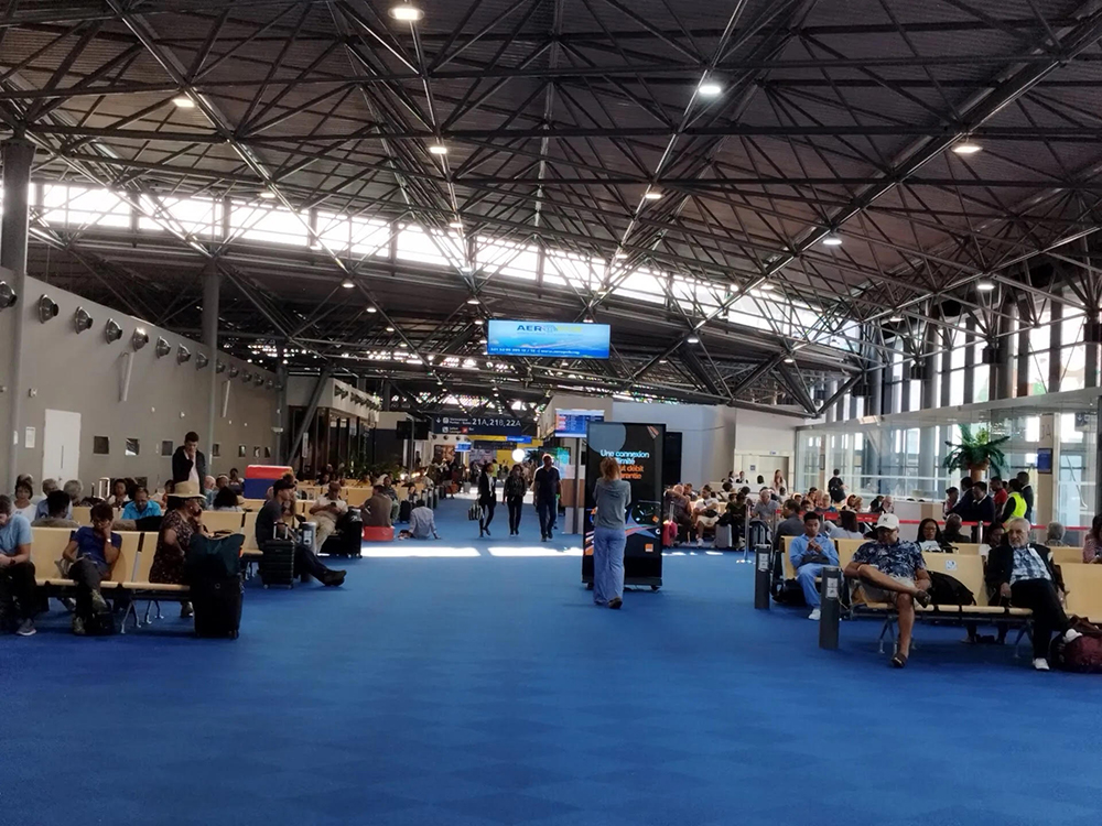 TOURISME - Des voyageurs annulent leurs vols