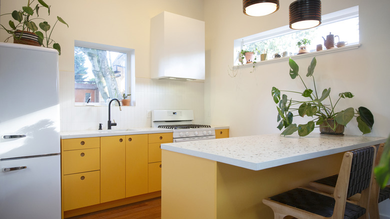 Brighten Up Your Kitchen Space With These Yellow Cabinet Ideas