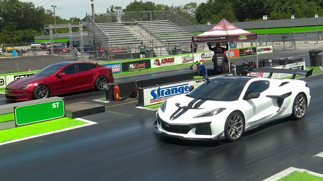Chevrolet Corvette C8 ZR1 vs Tesla Plaid Quarter Mile Drag Race
