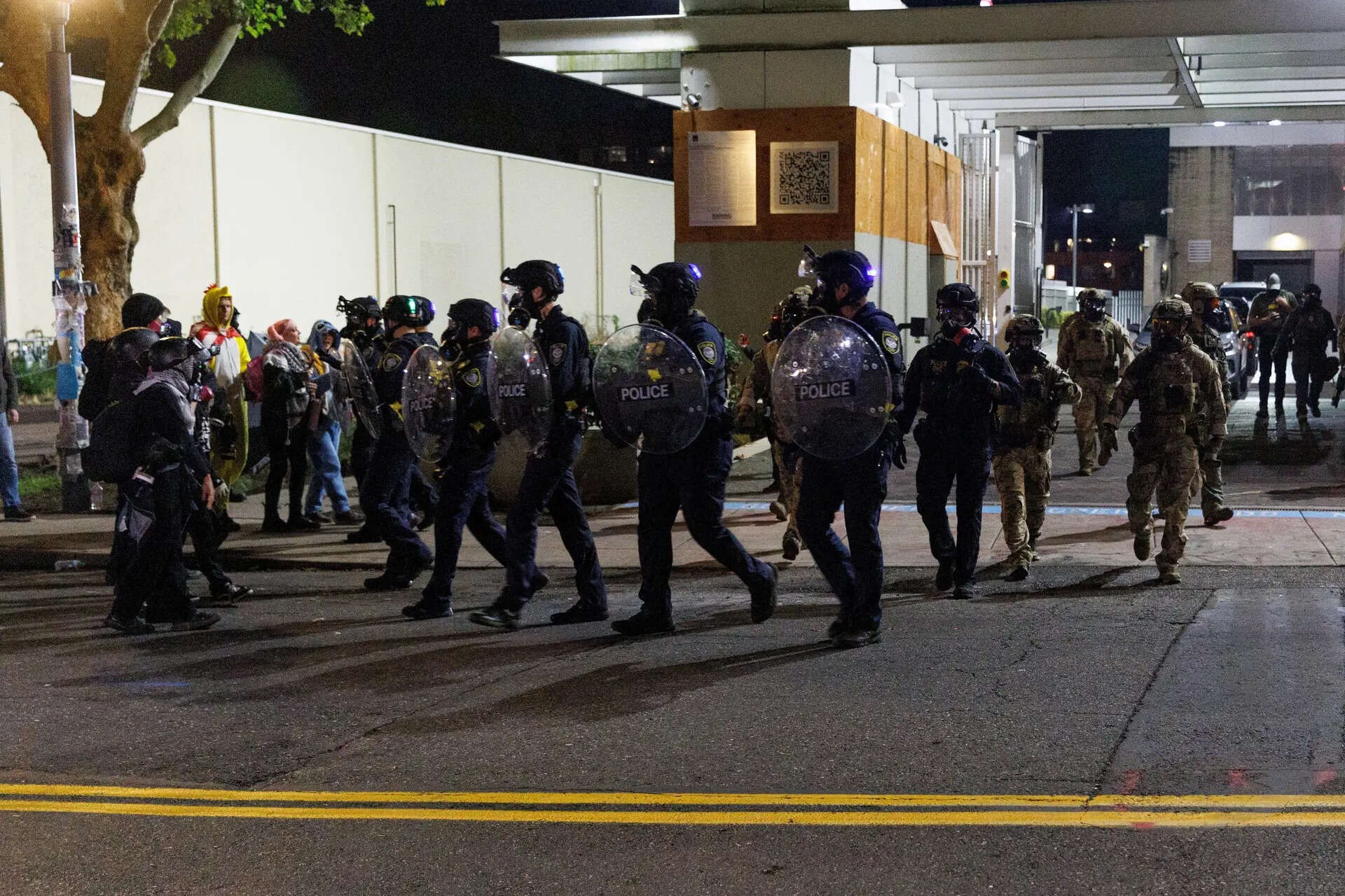 Border Patrol agents shoot woman in Chicago as protesters confront ...