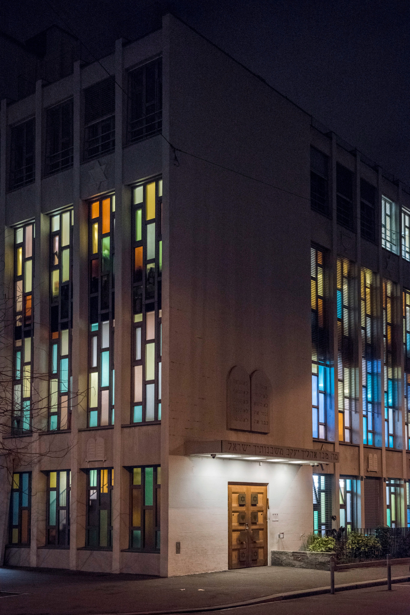 Mann rast mit Auto vor Synagoge in Zürich – Gläubige mussten drinnen ...