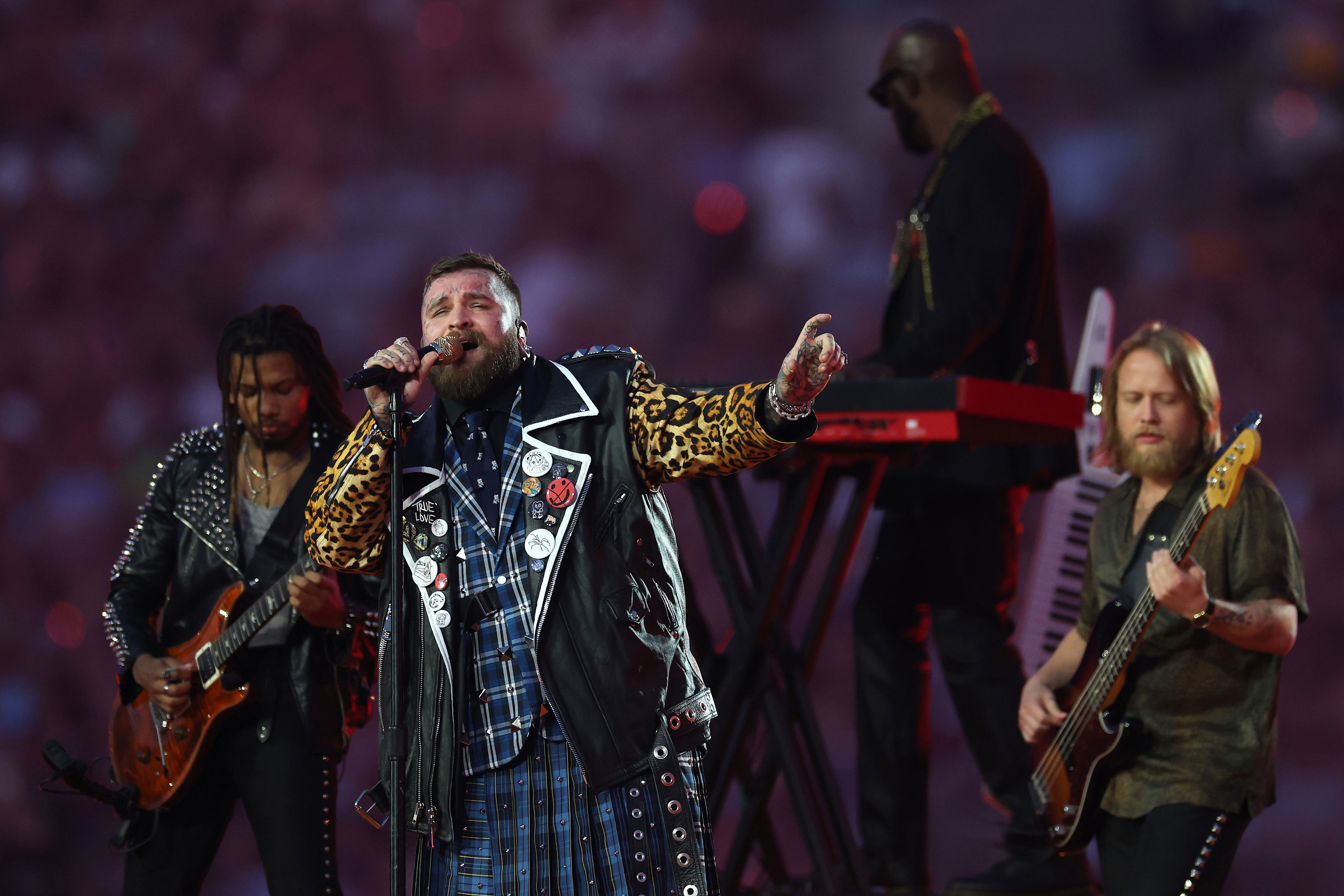 Teddy Swims pays tribute to AC/DC with iconic cover at the 2025 NRL ...