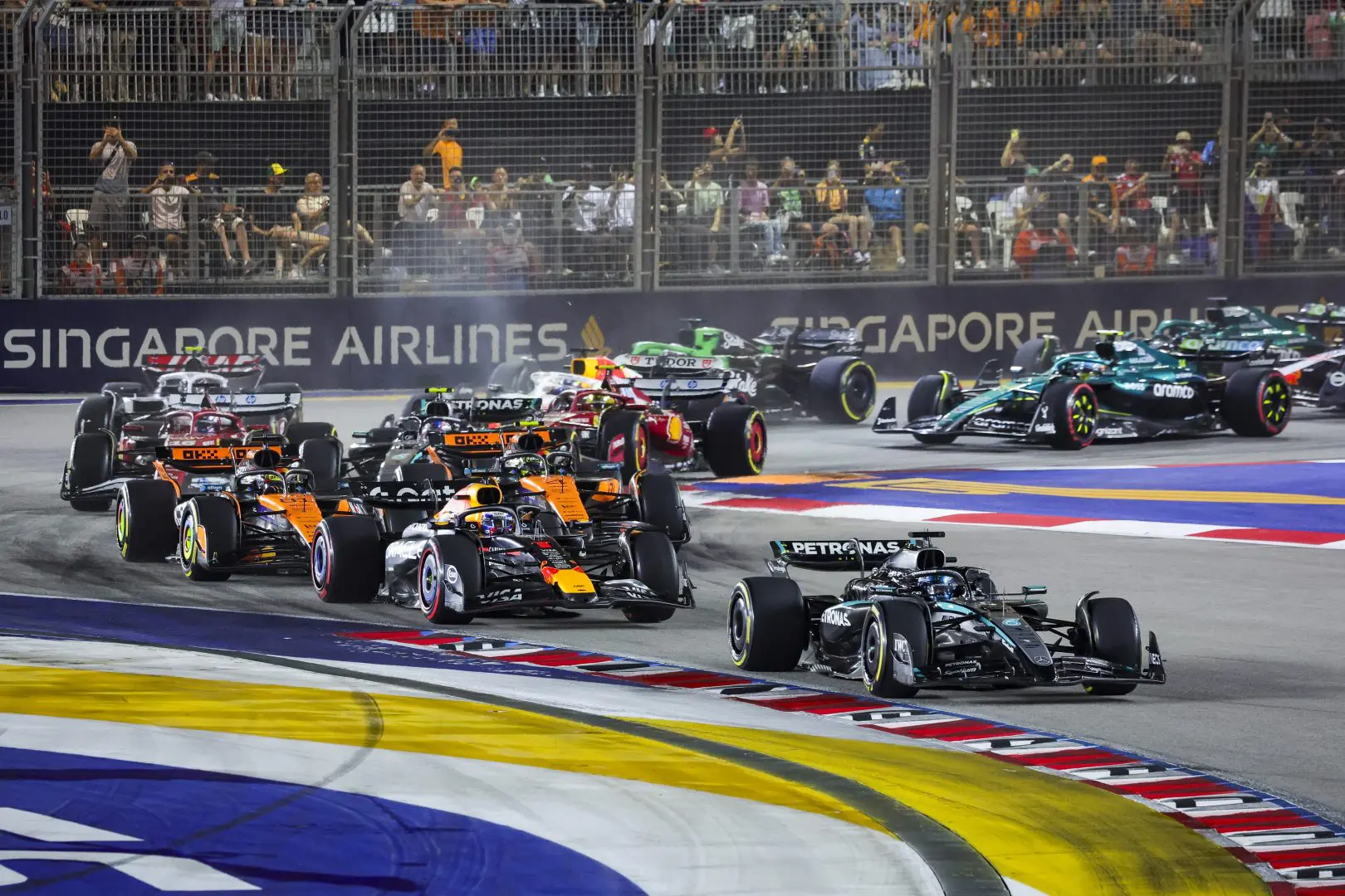 Russell vince il GP di Singapore davanti a Verstappen. McLaren vince il ...