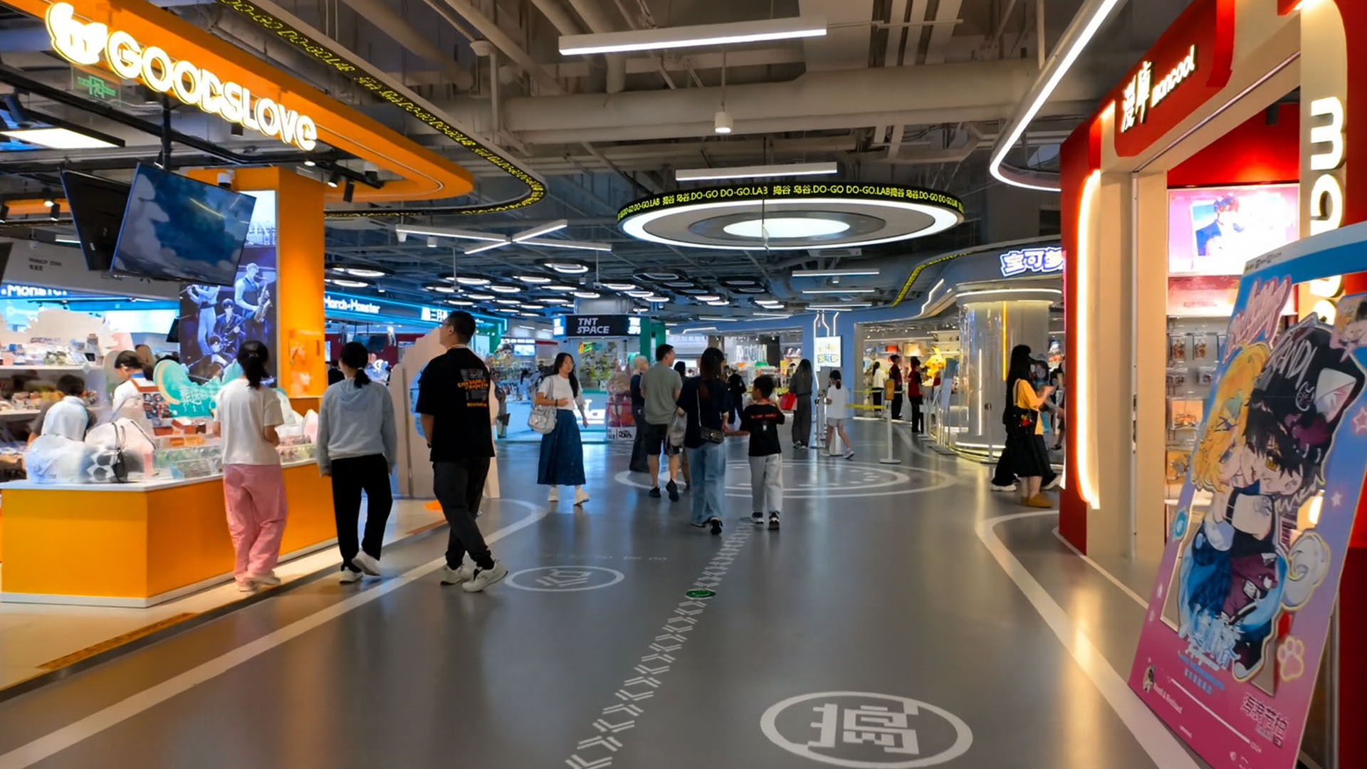 Exploring a Futuristic Mall – China 4K