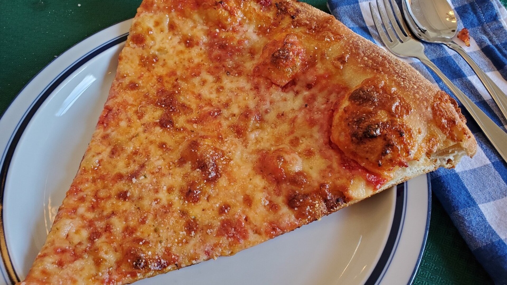 Never Eat At A Pizza Shop That Shows This Bright Red Flag