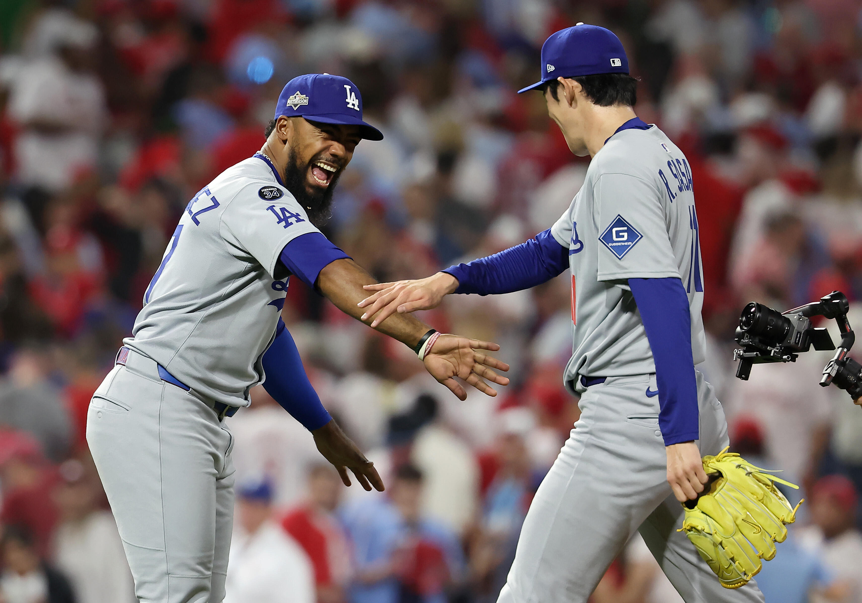 Hernandez's 3-Run Homer Gives Dodgers Win in Division Series Opener