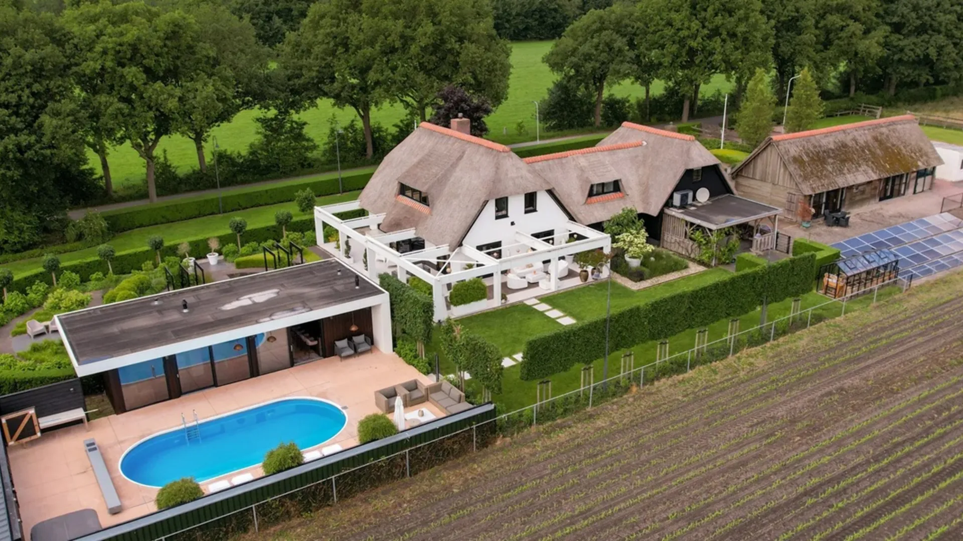 Geruchtenmolen draait op volle toeren: 'Jutta Leerdam en Jake Paul doen ...