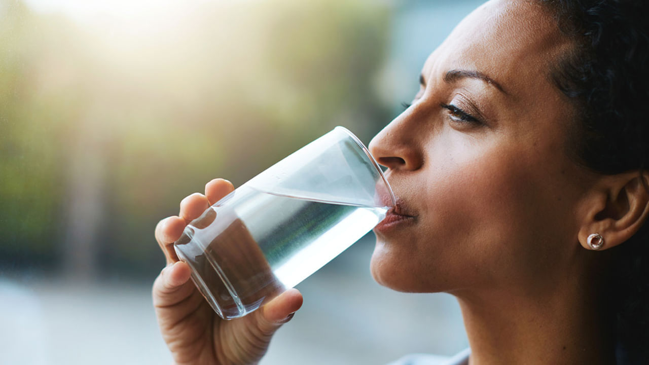 Water Intoxication: దాహం లేకున్నా నీళ్లు తాగే అలవాటు మీకూ ఉందా? అయితే ...