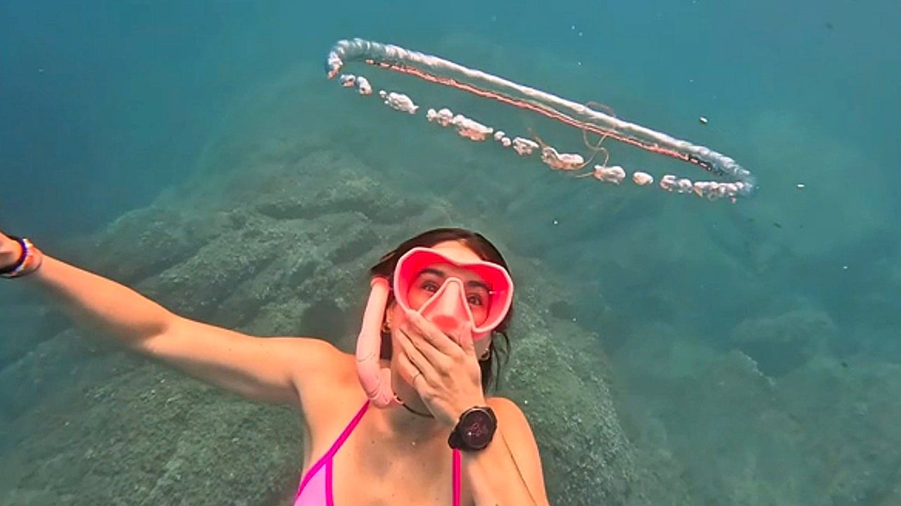 Underwater magic: Snorkeler creates mesmerizing bubble ring effect