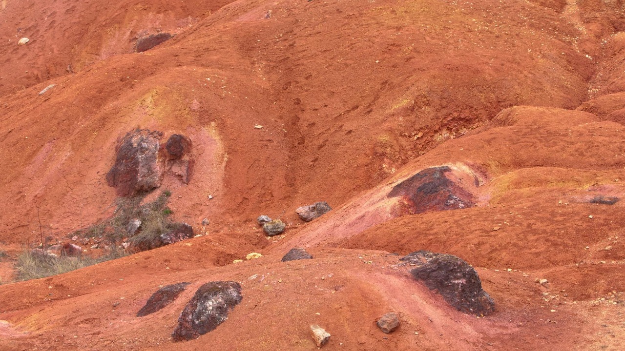NASA spots 5 strange rock formations on Mars