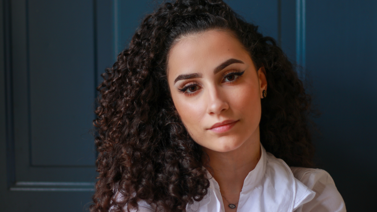 How to straighten curly hair using only a blow dry