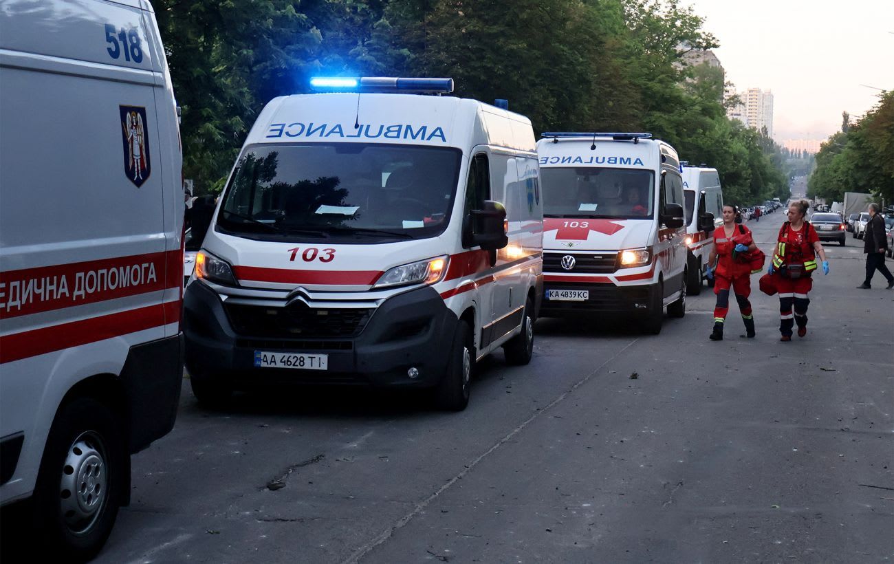 Injuries and destruction: Enemy hits residential building in Sloviansk
