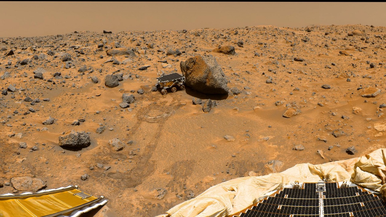 NASA spots 5 strange rock formations on Mars