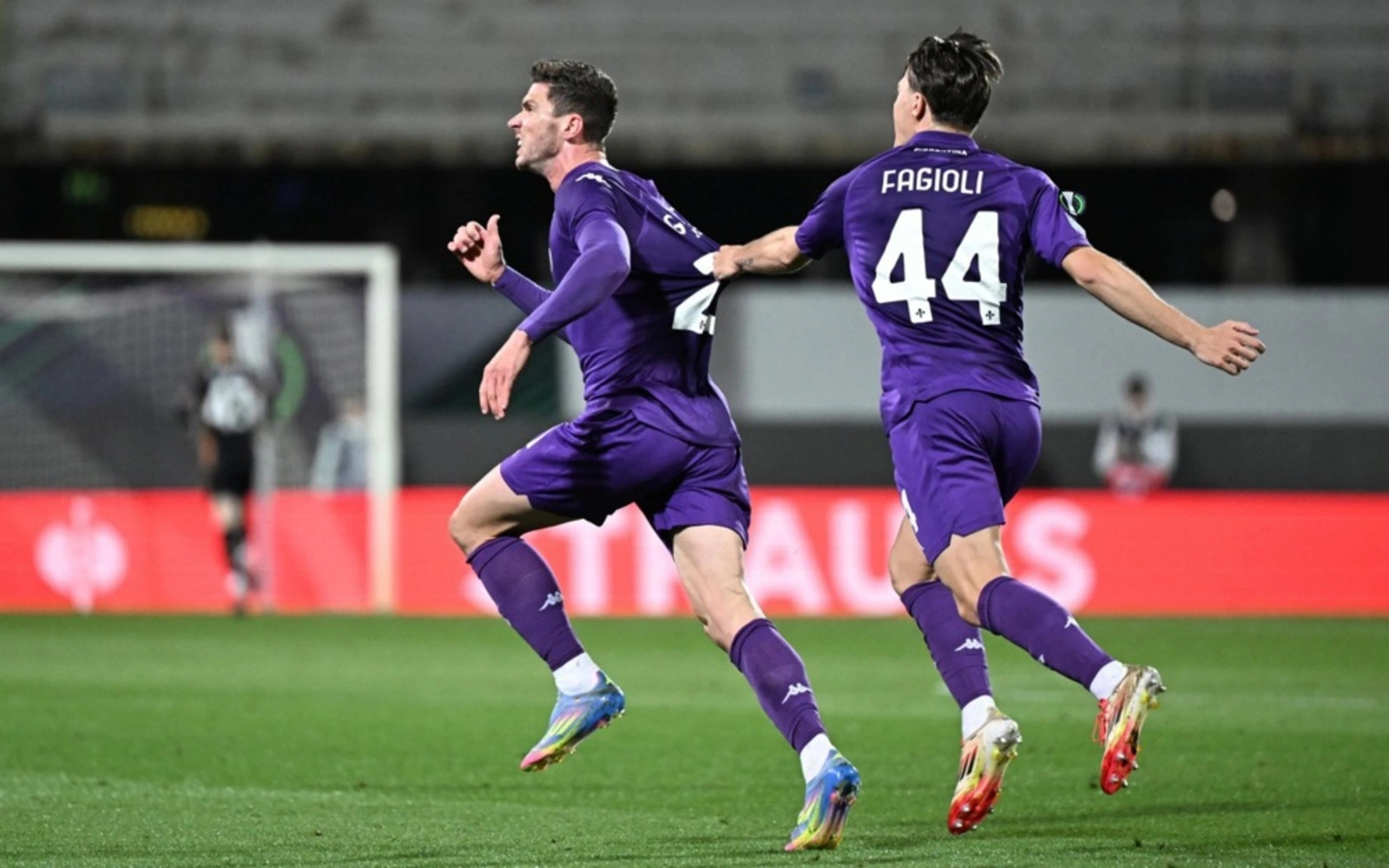 Roma take top spot with 2-1 comeback win at Fiorentina