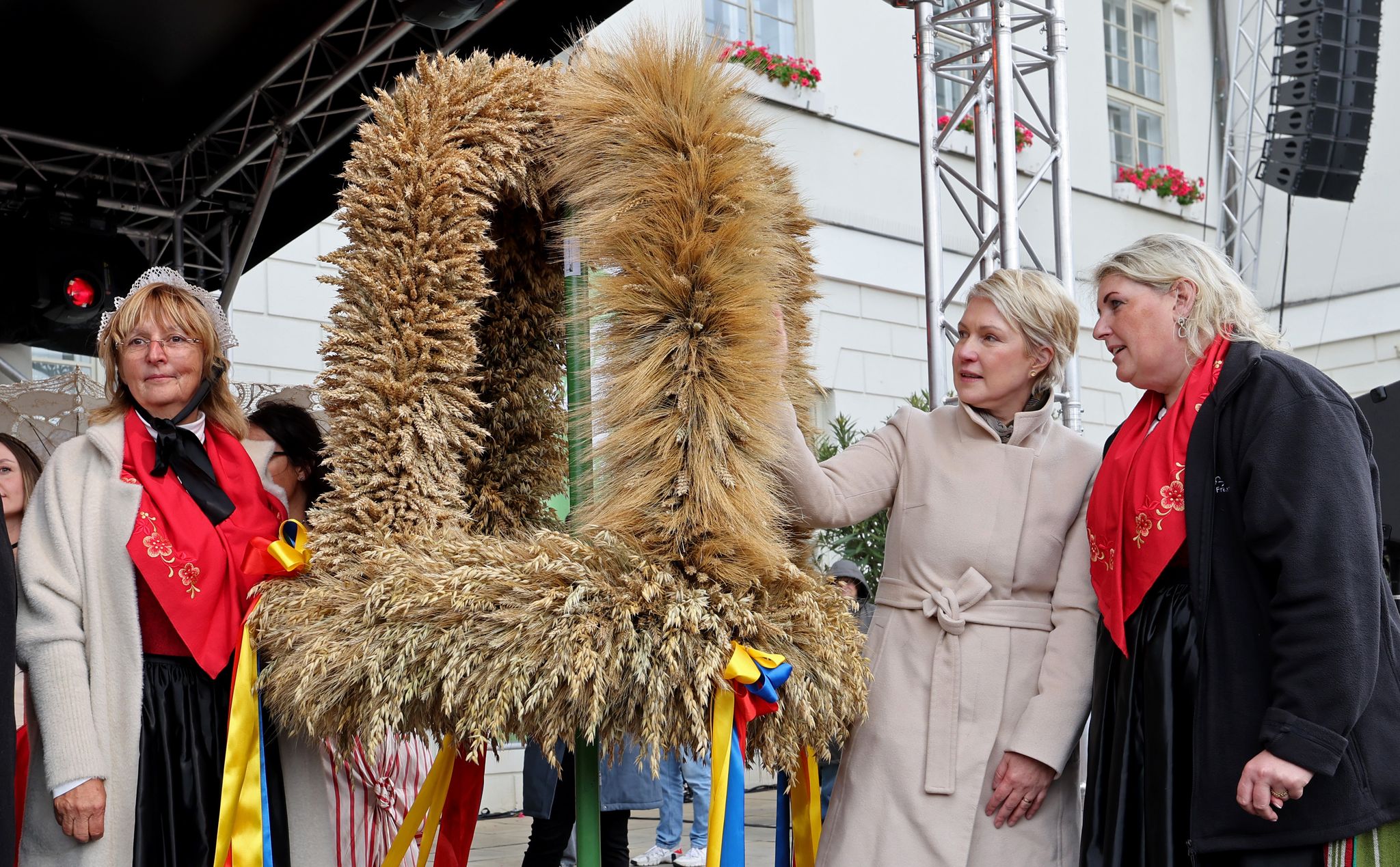 Festumzug und Erntekrone - Stürmisches Landeserntedankfest