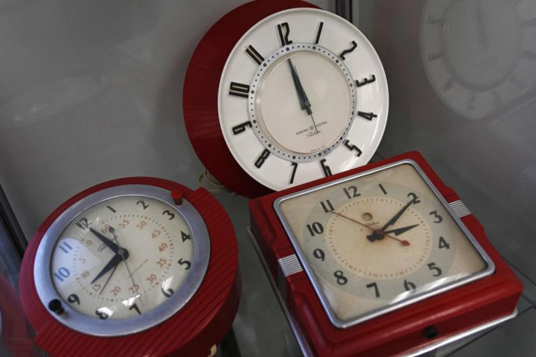 When does daylight saving time end, and what changes?