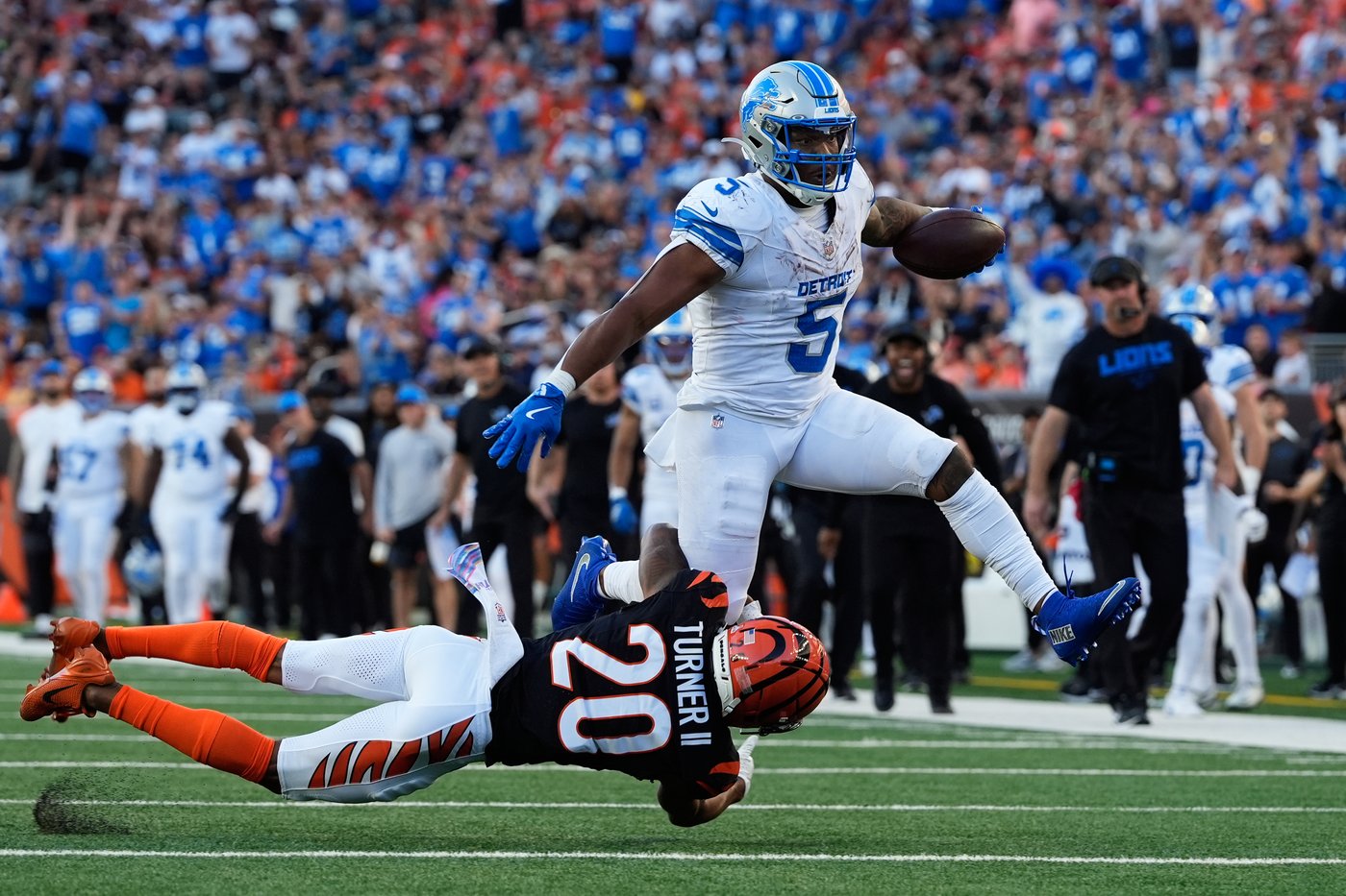 David Montgomery dominates in his hometown as Lions beat Bengals 37-24