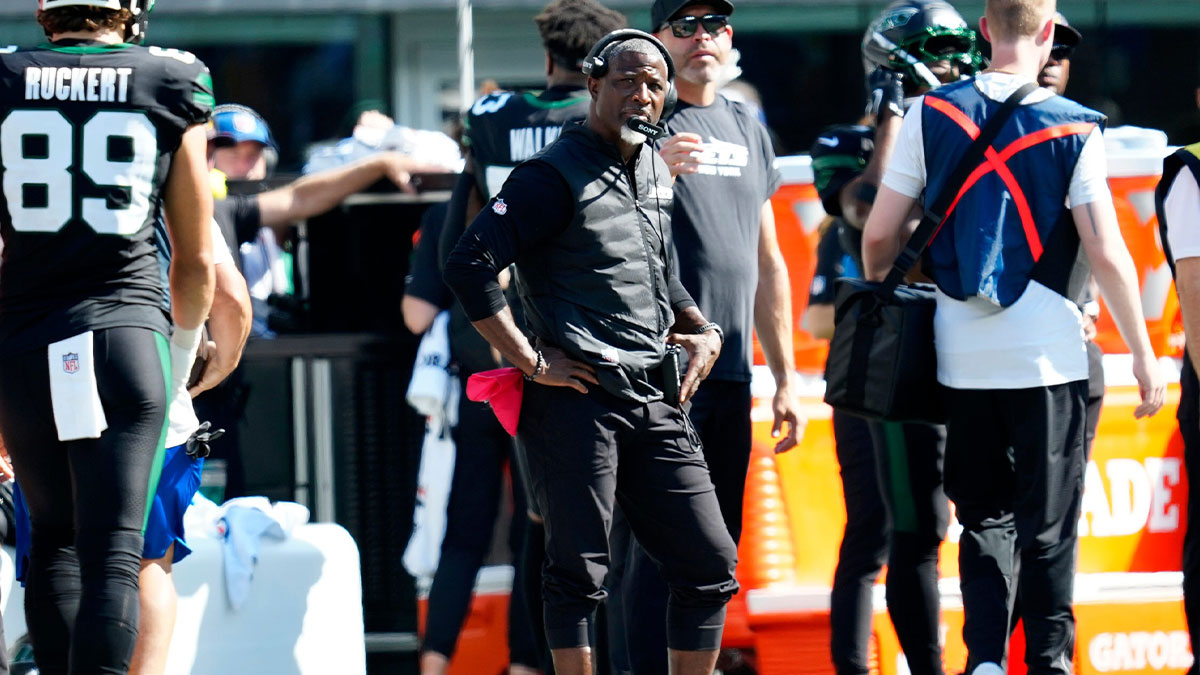 Jets’ Aaron Glenn makes fed-up demand to media about QB controversy