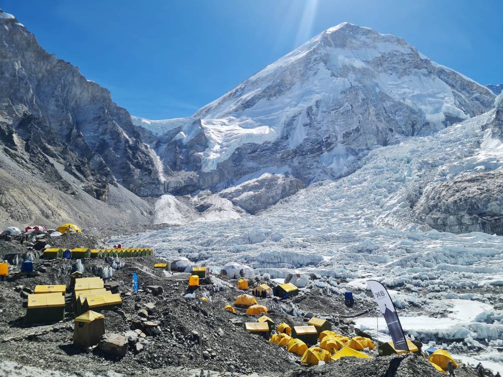 About 1,000 tourists trapped on Mount Everest's eastern slope by ...