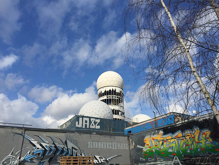 Un viaje en bicicleta por la ruta del Muro de Berlín: Memoria, arte y ...