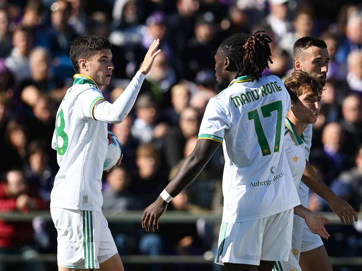 Roma vence a Fiorentina y asalta la cima de la Serie A