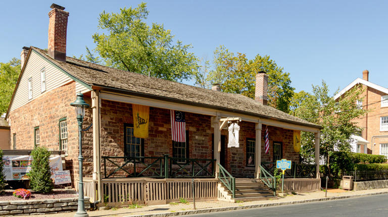 New York's Oldest Restaurant Has Been Serving Meals Since Colonial Times