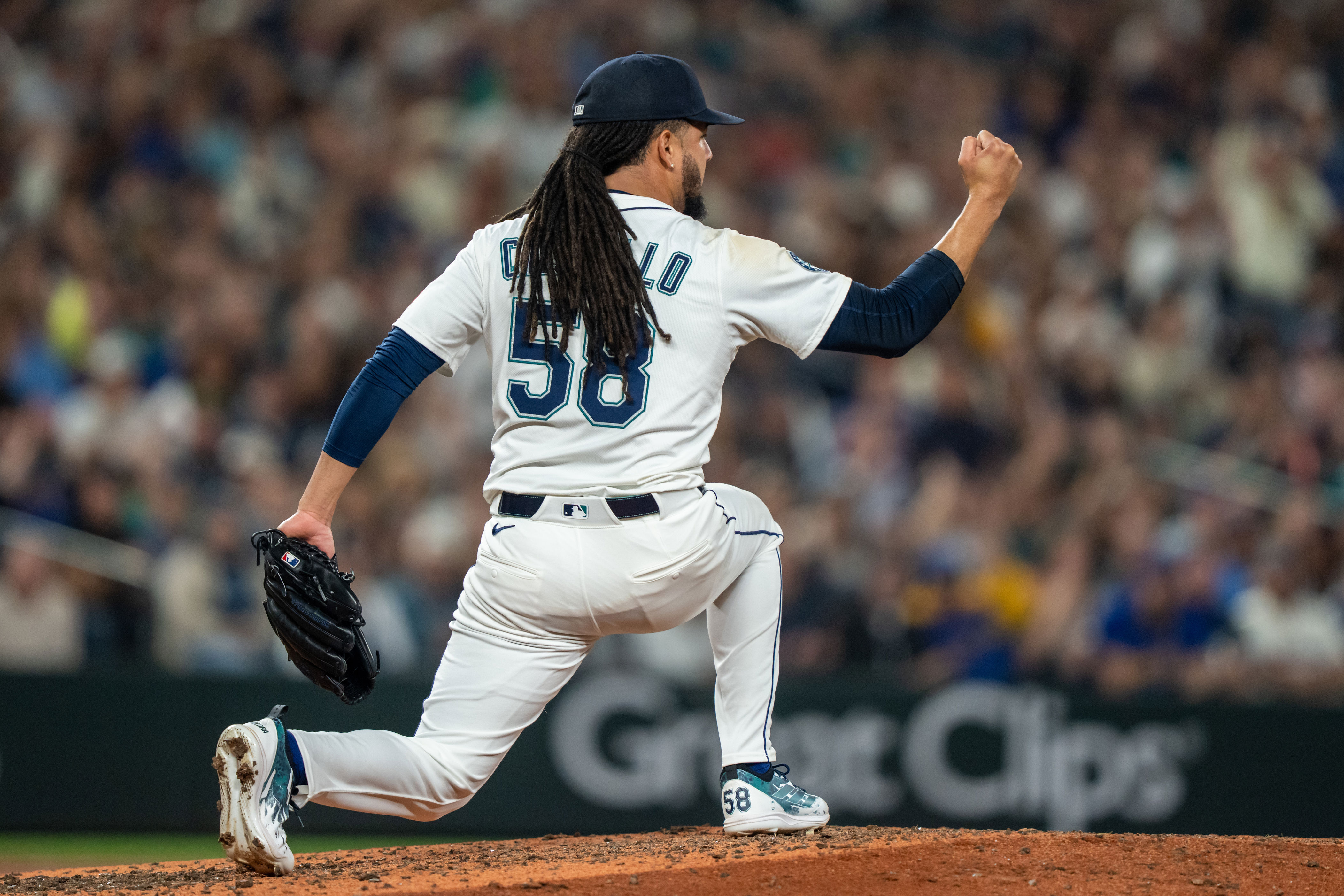 Mariners’ Luis Castillo looks to be steady as a rock in Game 2 of the ALDS