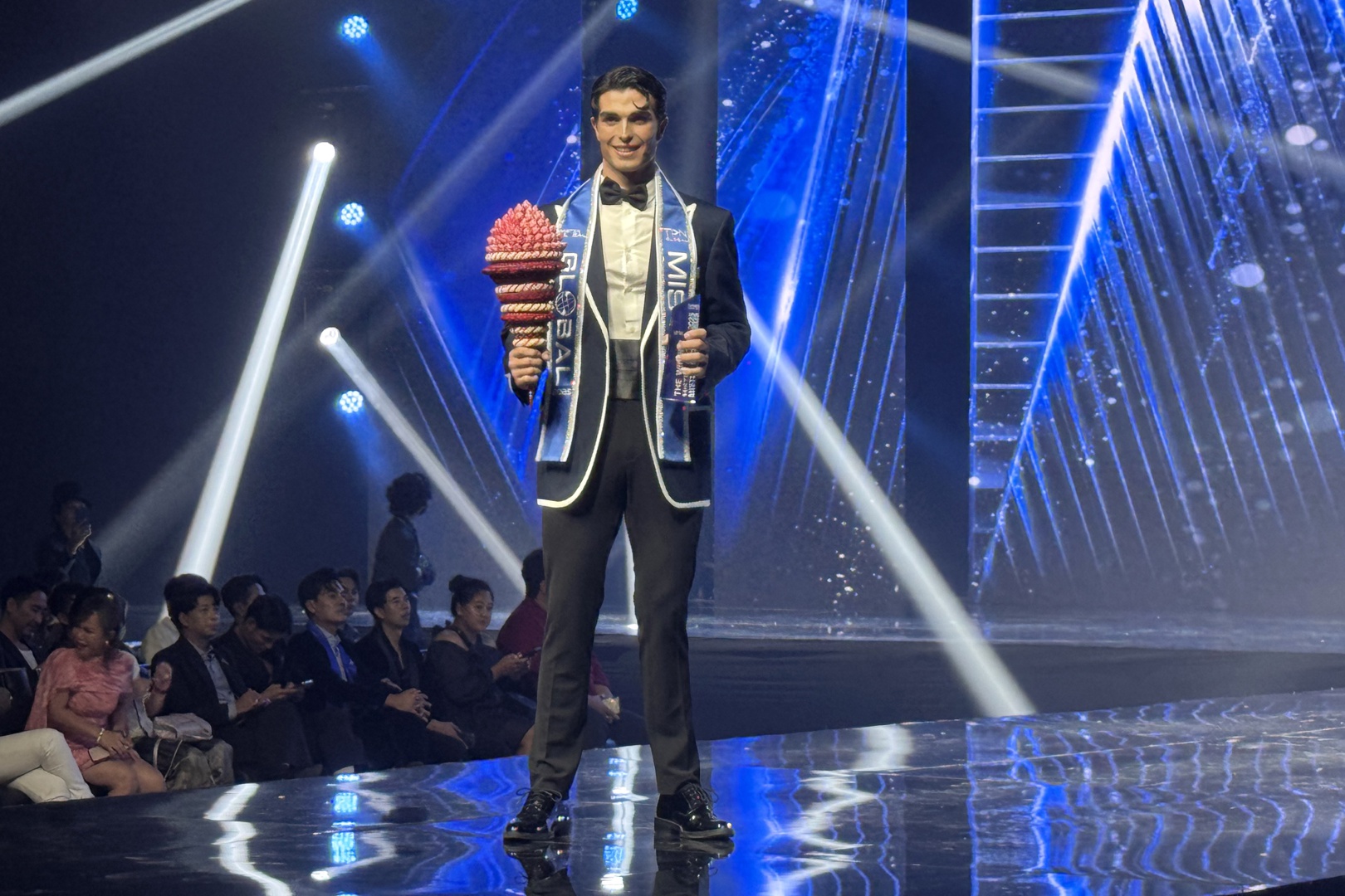 El español Alejandro Ortega se corona como Mister Global 2025 en Bangkok