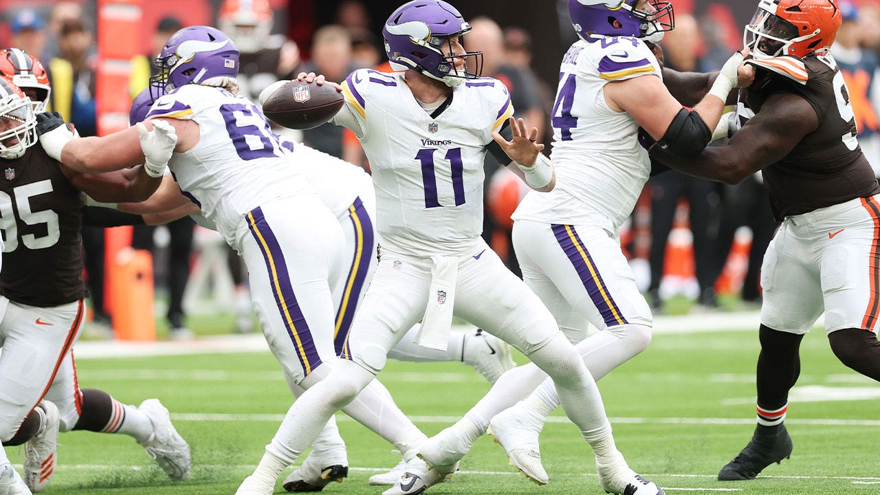 Minnesota Vikings score late TD in London to top Browns, 21-17