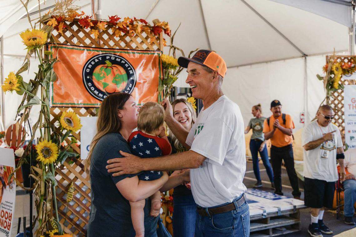 Pumpkins galore in Elk Grove: Regatta draws hundreds, 1-ton pumpkin ...