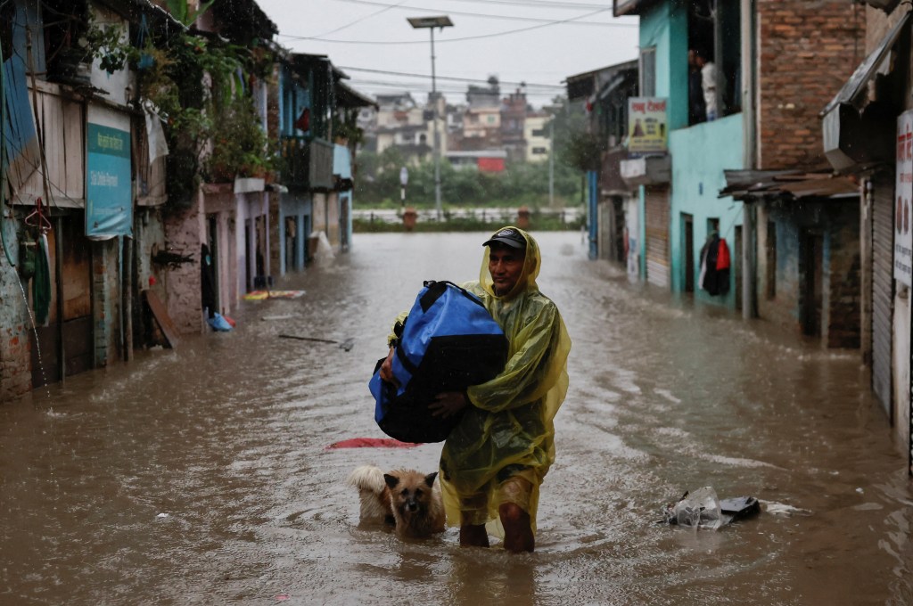 Hundreds trapped on Mt. Everest by massive storm, desperate rescue ...