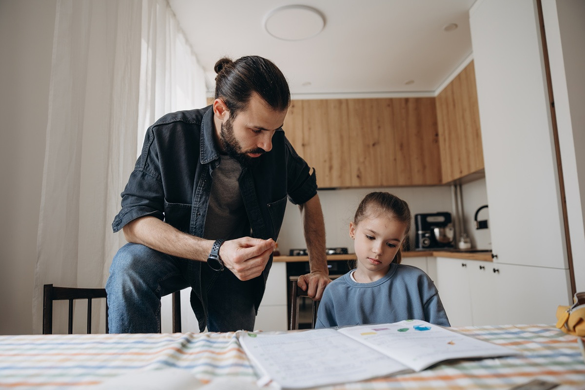 Sa fille refusait d'aller à l'école, le père cache un micro dans ses ...