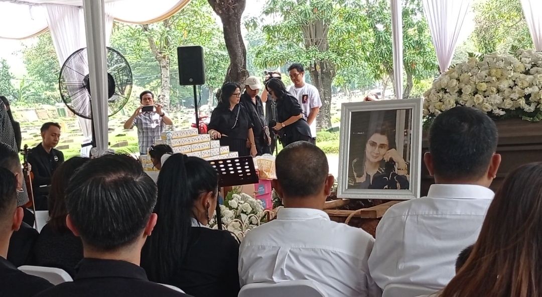 Prosesi Pemakaman Istri ke-7 Soekarno, Keluarga Tabah Antarkan Yurike ...