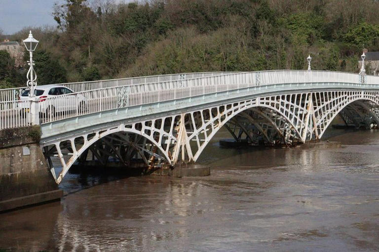 Bridge between Gloucestershire and Wales closed to all traffic
