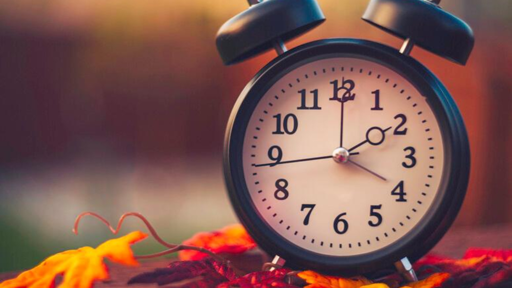 Torna l'ora solare, lancette dell'orologio indietro: ecco quando ci ...