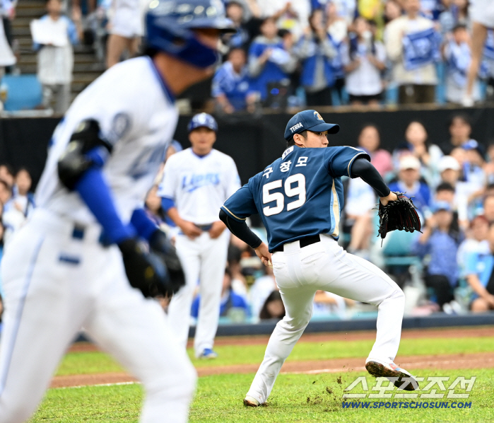 Koo Chang-mo catches a grounder in front of the pitcher to first base