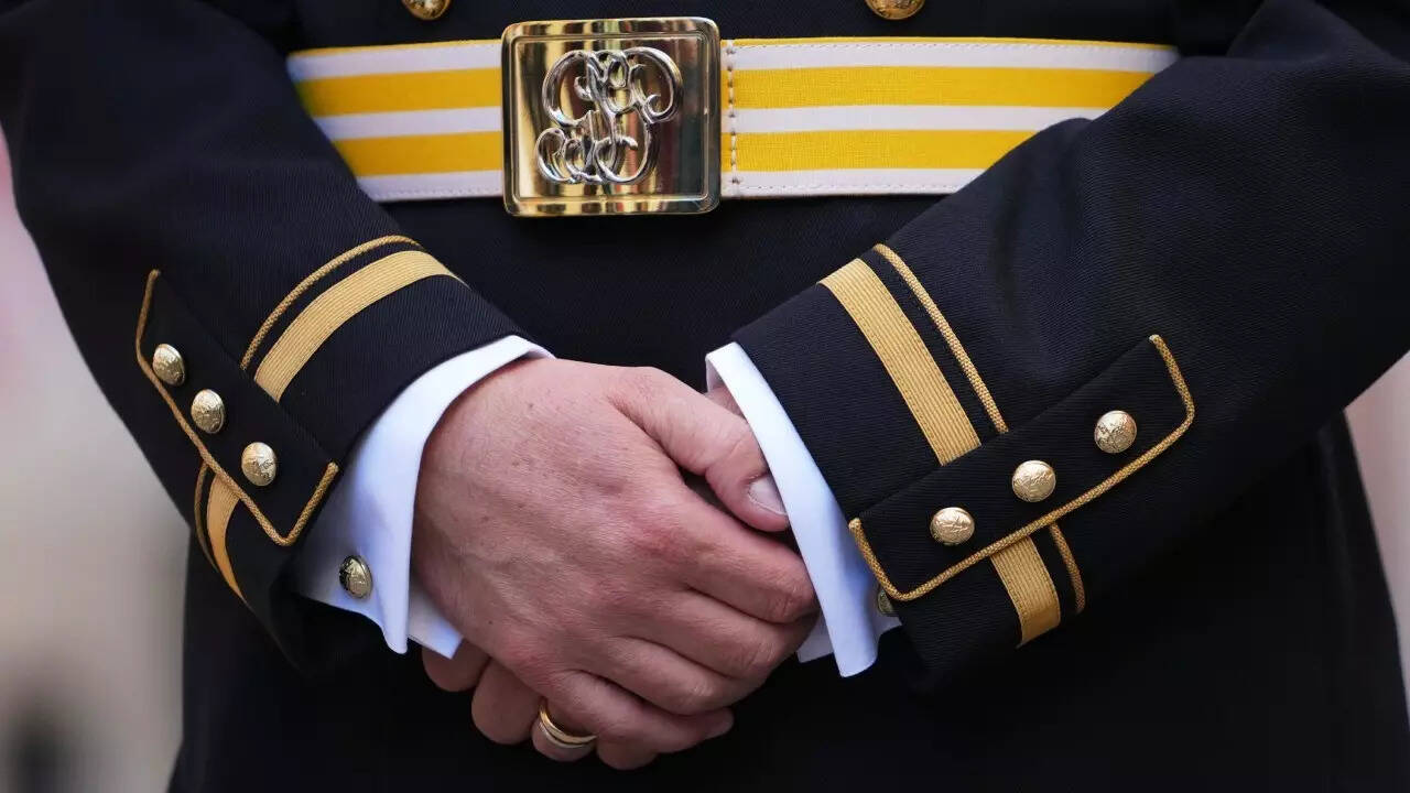 World’s oldest (and smallest) army unveils new uniform; ready to guard ...