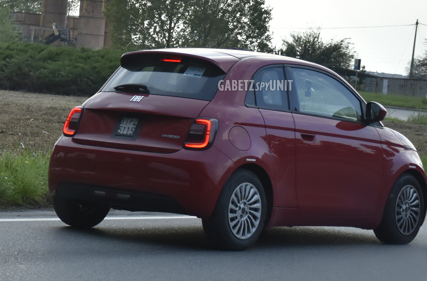 Nuova FIAT 500 Hybrid, la 3+1 della city car ibrida si fa vedere su strada