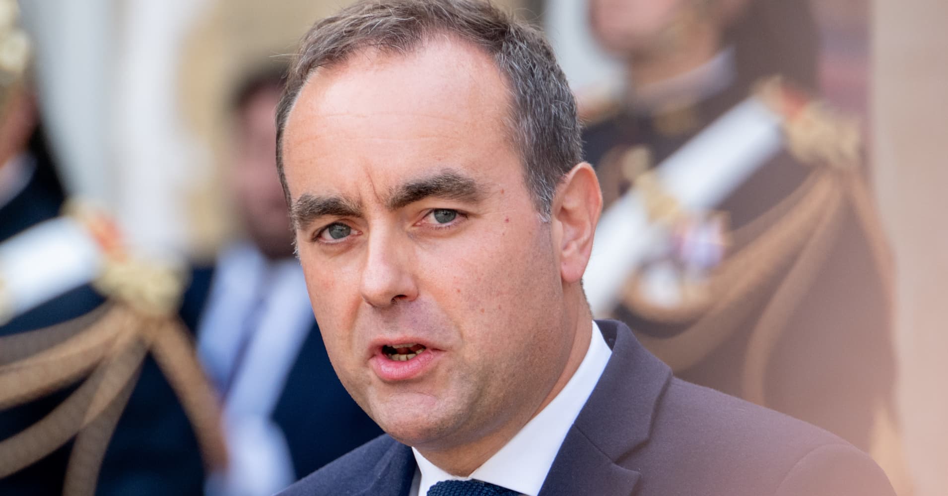 French PM resigns after 27 days, sparking fresh political chaos